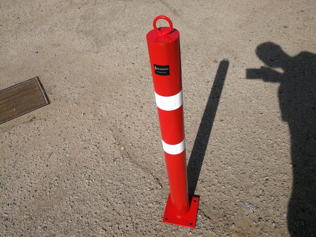 Pilona con argolla con placa roja con tiras blancas reflectantes ...